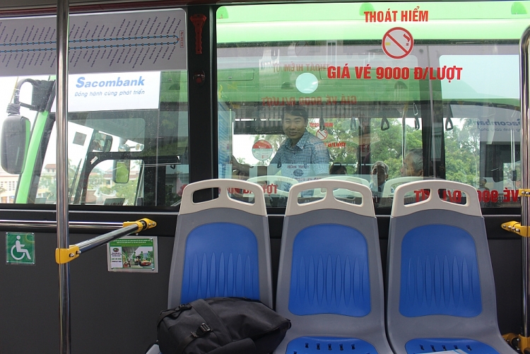 Có gì bên trong chiếc xe buýt chạy bằng nhiên liệu sạch đầu tiên tại Hà ...